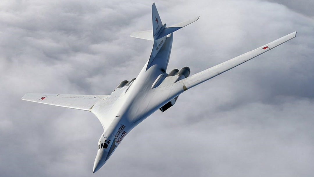 美国刚在莫斯科制造骚乱,俄直接上王炸应对,轰炸机怼到你家门口