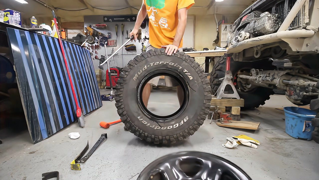 汽车轮胎被扎个大洞,老司机教你一招快速修补法,简单实用