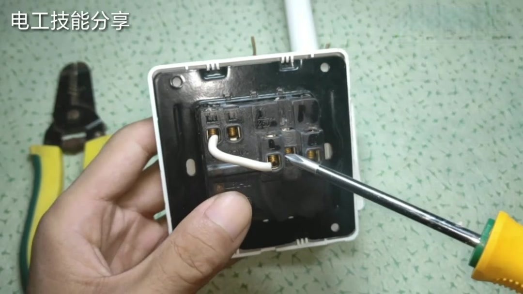 单开5孔插座不会接线,多亏老电工教给我,原来接线方法真简单
