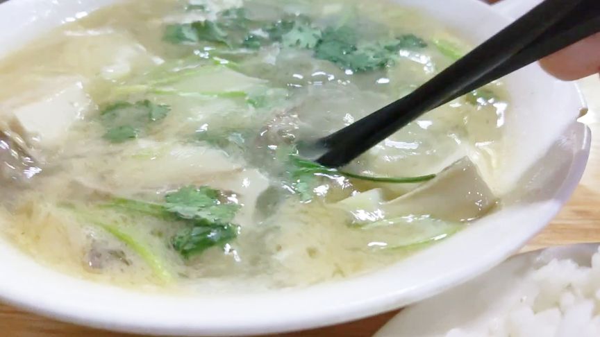 小伙骑行东北,第一次吃狗肉汤饭,九块钱一份,有点不习惯