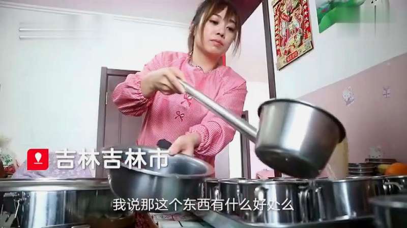 东北美女摆摊做冰糖烤梨生意,现做现卖1天限量100份,顾客围着买