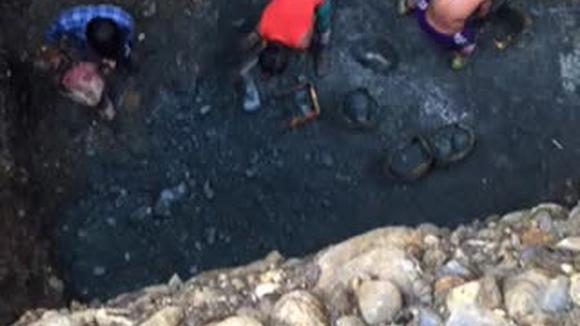 挖缅甸翡翠原石的工人工作中