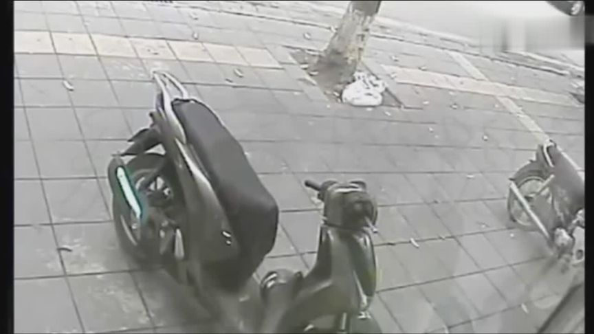 男子想开走电动车,却怎么也启动不了,下一幕尴尬了