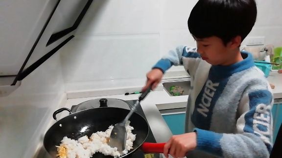 疫情期间少年在家学习并主动学做家务,快来为他点赞吧!