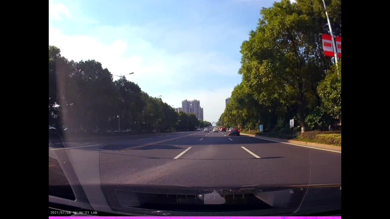 路上自己亲测主动刹车功能,50km/h内,主动提示刹车,我没踩刹车,然后...