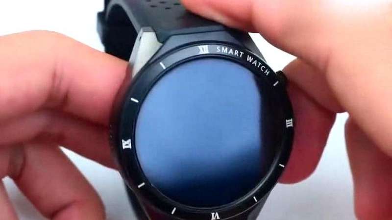 外国小伙用智能手表打游戏评测,很难想到队友在用什么打游戏!