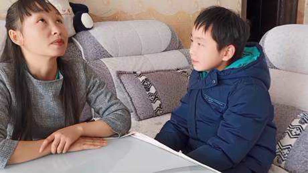 母子两玩猜数字游戏，小家伙这智商太高，他妈妈输得心服口服！