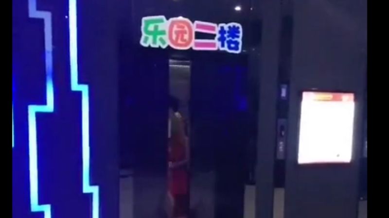 电梯门一开你看到这个,你第一反应会怎样?