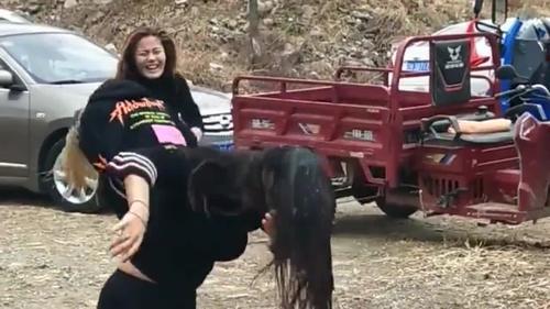 农村街头的才艺表演,搞不懂美女们这是演的什么,花里胡哨的