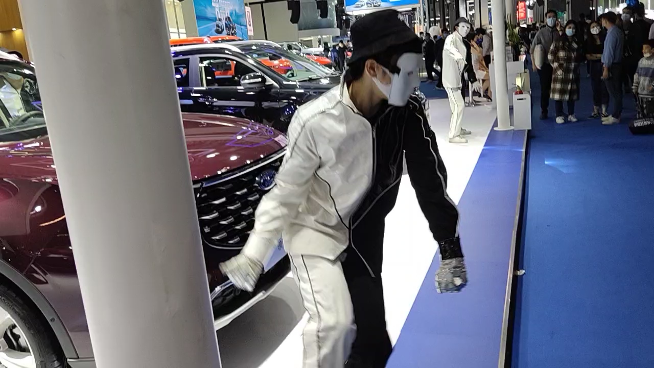 南昌国际汽车展表演的机器舞