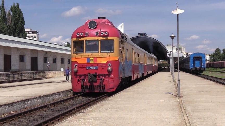 去看保加利亚的火车,车型:D1-798 DMU到站,司机真帅