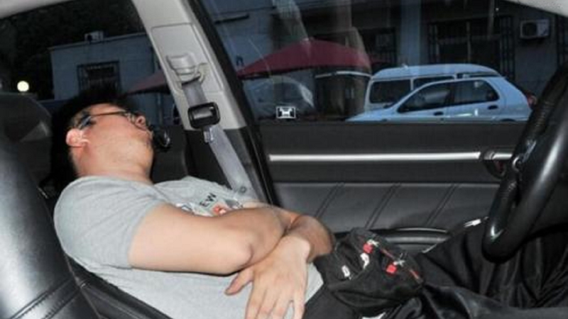 酒后在车内睡觉被扣12分?男子当场翻脸,交警:谁让你吹空调!