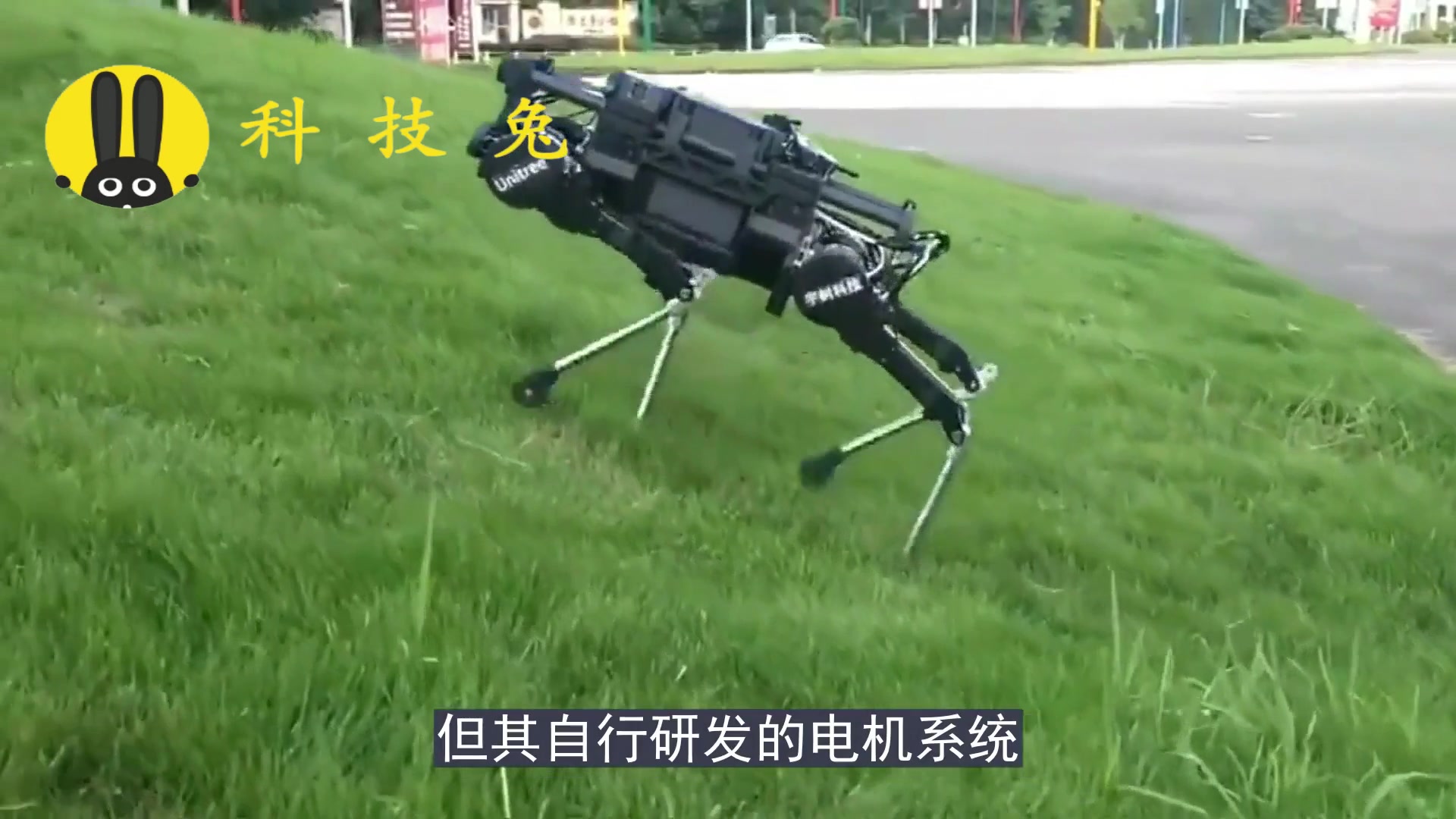 科技奇趣:中国牛人发明的机械狗,能自动跳跃障碍,不会摔倒速度也很快
