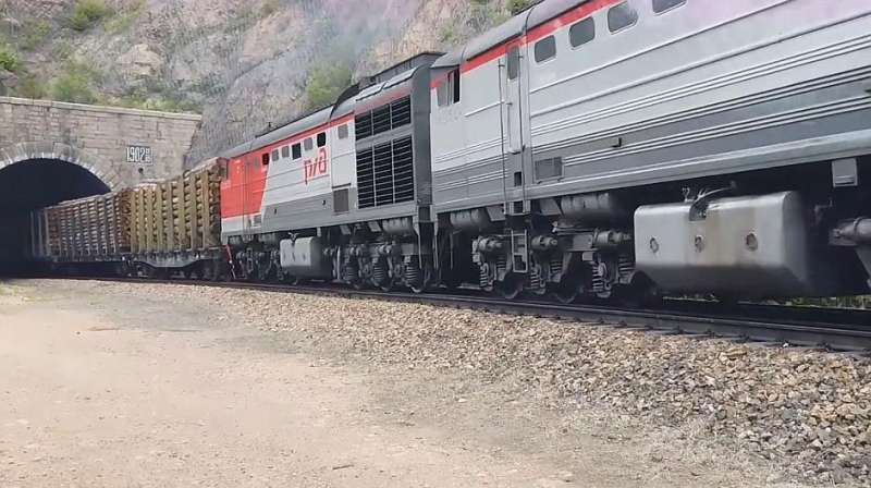 实拍俄罗斯大火车进入中国,隔着屏幕似乎闻到了满列木材的清香~