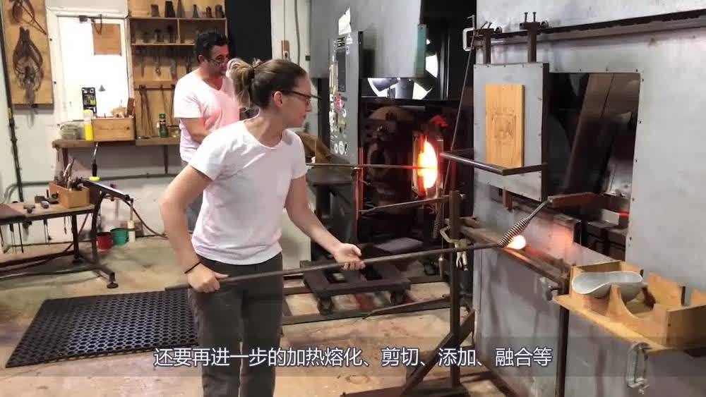 老外手工制作玻璃瓶的全过程,看完涨知识!网友:师傅辛苦了!
