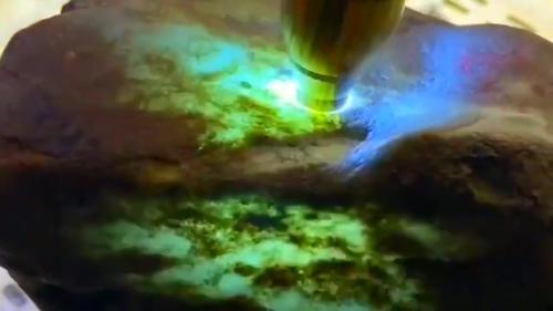 打灯全透的南齐翡翠原石,开窗冰种,能否切出一条冰手镯呢?