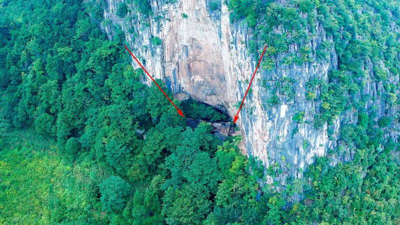 贵州一大老板家的老房子,建在百米悬岩之下,这是什么格局?