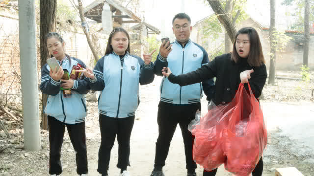 安全常识:扫二维码领礼品,不料学生扫完,手机里的钱竟消失