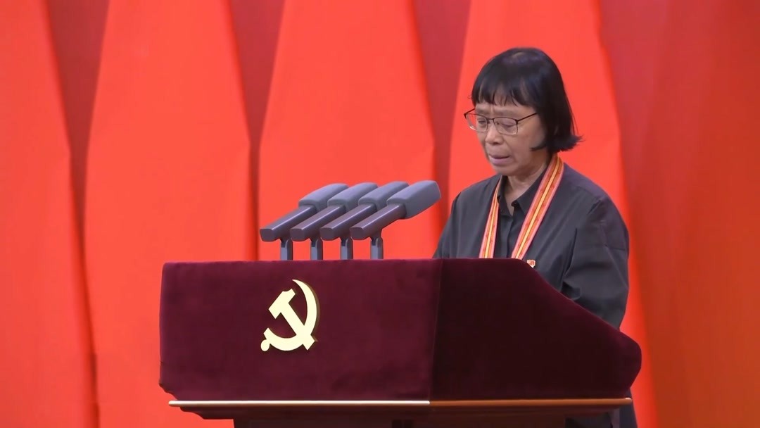 张桂梅说“九死亦无悔”:只要还有一口气 我就要站在讲台上!