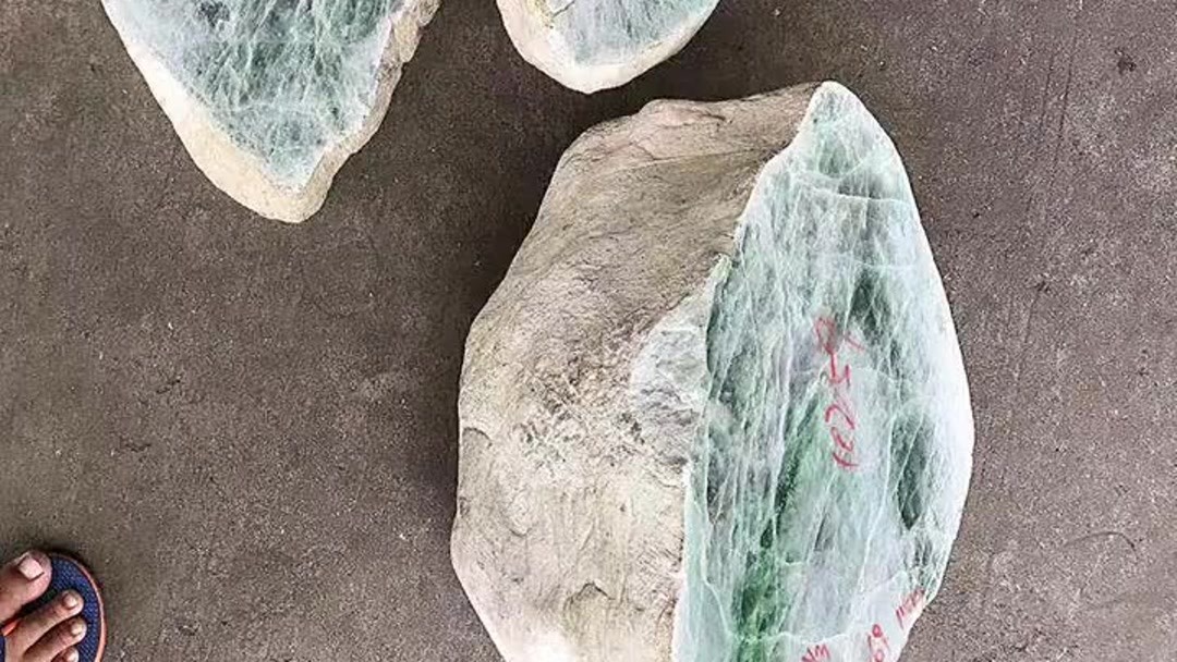 来围观吧~高品质缅甸翡翠原石的切割起来全过程!(上)