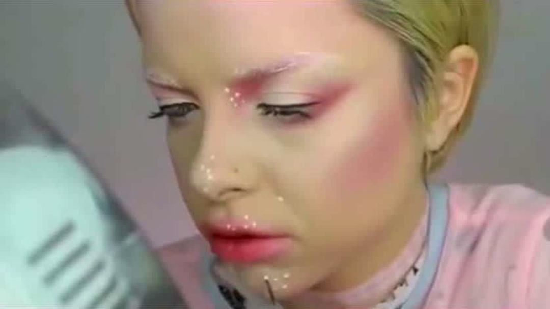 女子模仿动漫人物, 妆后的效果真好