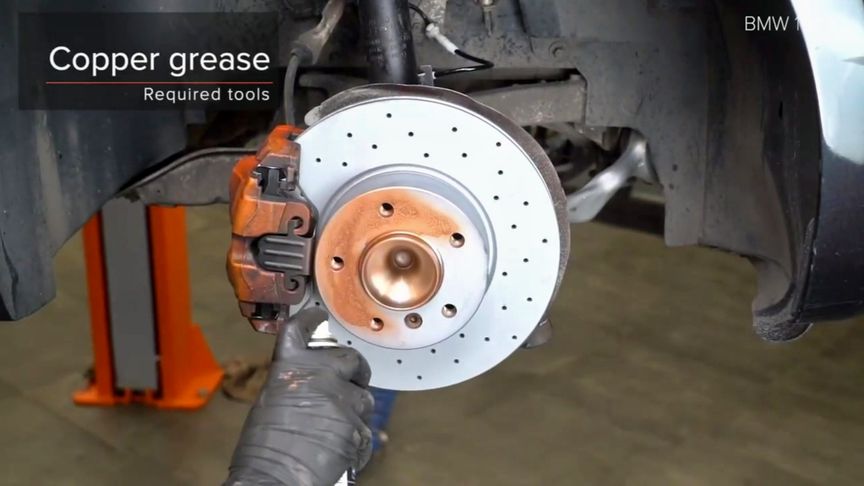 如何更换BMW 1系列E82上的前刹车片磨损传感器