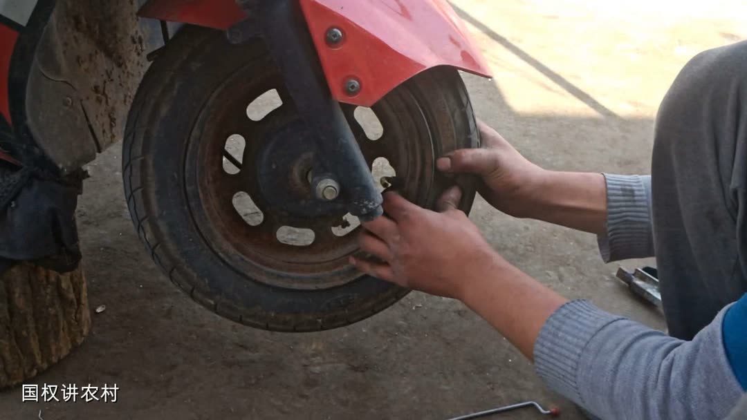 电动车真空胎,更换气门嘴技巧你知道吗?师傅教你自己换气门嘴