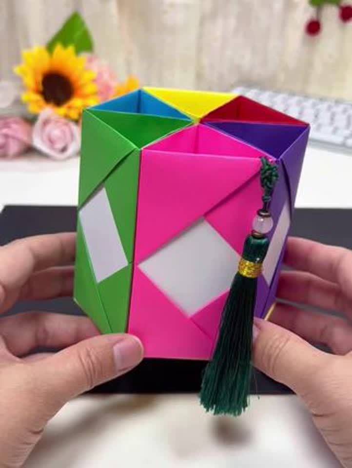 用彩纸做一个很实用大容量的笔筒,有六个分格,可以分类装不同的笔,快...