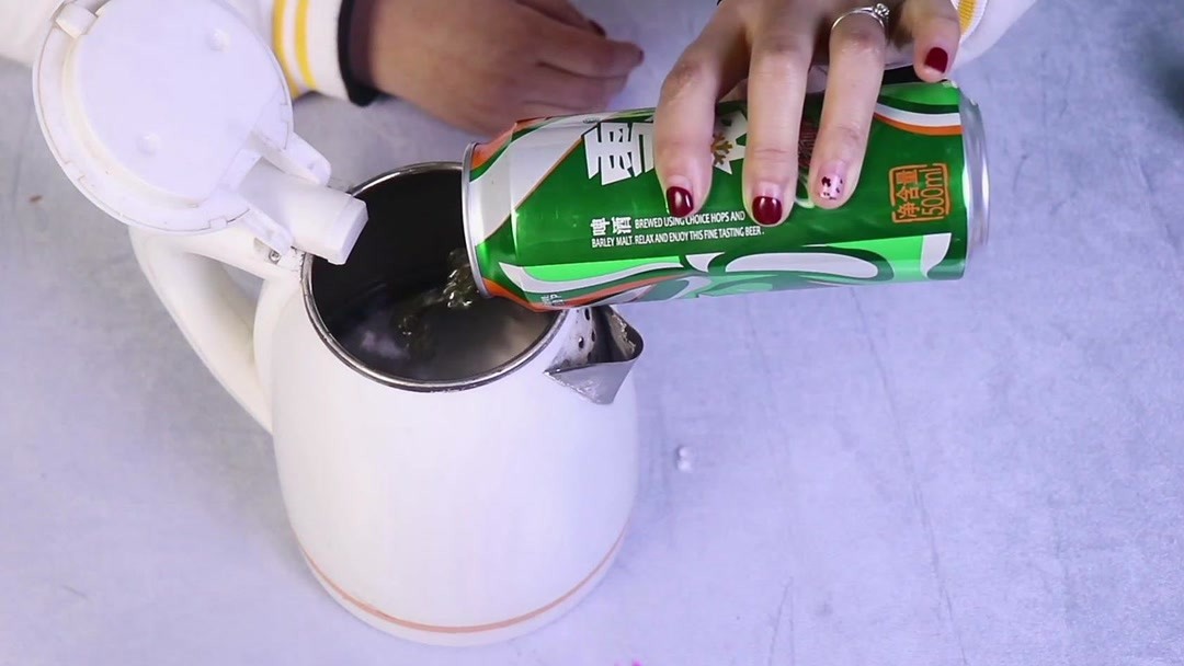 水壶底部水垢多难清理,试试这个好方法,去除水垢简单有效