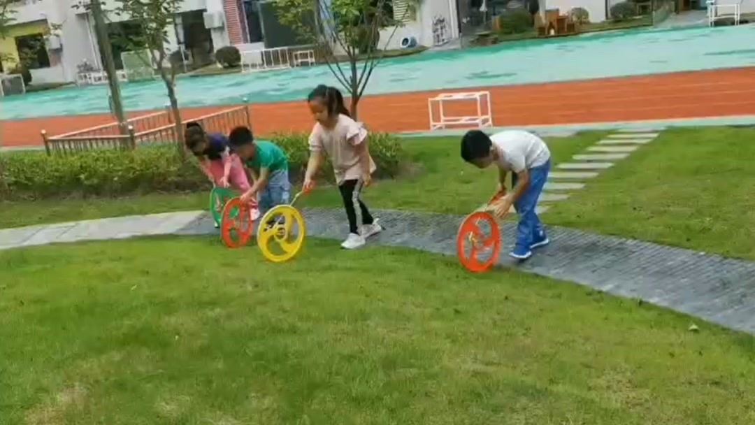 民间游戏《滚铁环》