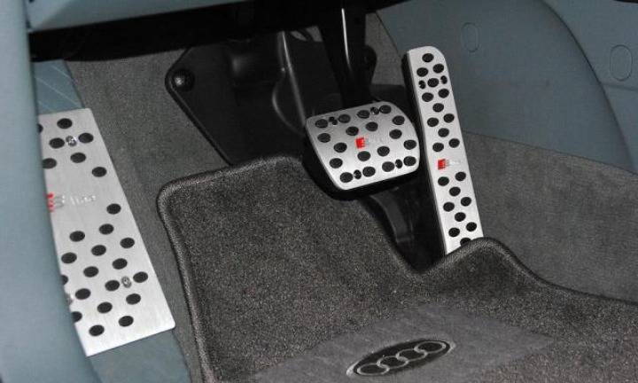 大脚踩油门和轻踩油门哪个更伤车?它们的利弊一次性告诉你