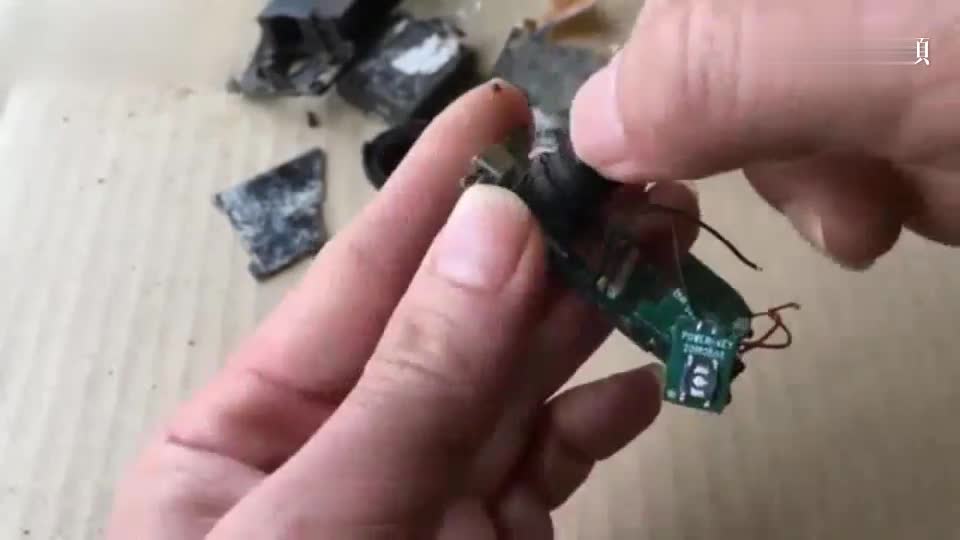 修复损坏的行车记录仪,维修手艺真厉害!