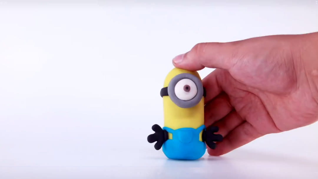 用橡皮泥做的小黄人,爱动手的小朋友可是试试哟