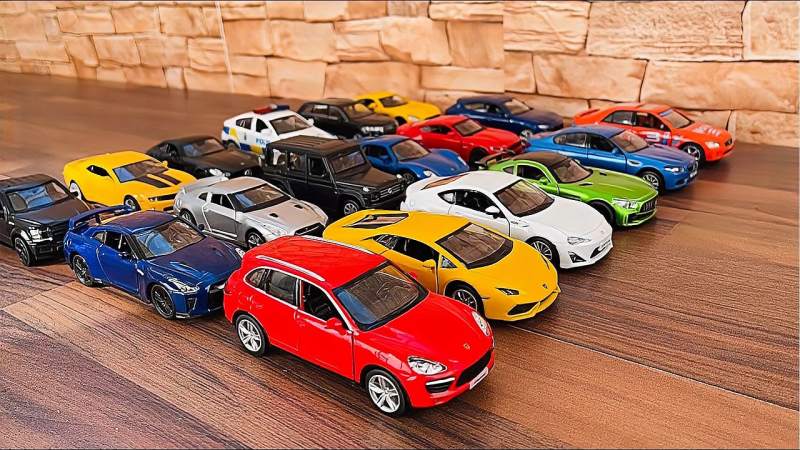 模型车玩具测试,用手拦住开得很快的玩具车,趣味汽车玩具试玩