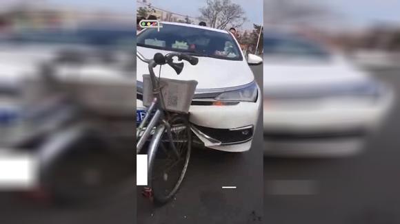 “这么牛的自行车,你也想买”?自行车撞上轿车,轿车头陷大窟窿