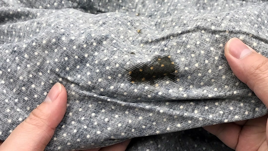 床单上再顽固的血渍,不用一滴水,血渍轻松清除掉,立马干净如新