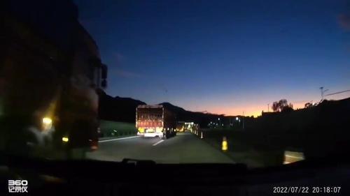 高速上大货车长时间占用超车道、发现前方有摄像头拍照!