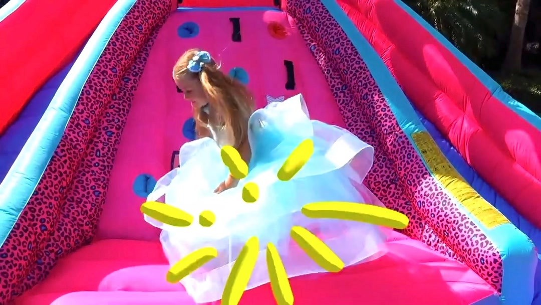 美丽的小公主戴安娜一个人在蹦床玩!