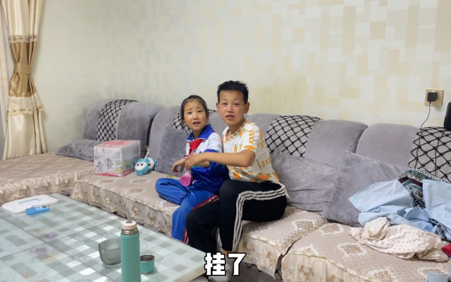 开学了,妈妈兑现承诺买电话手表!杨可喜欢的不得了,回家就显摆