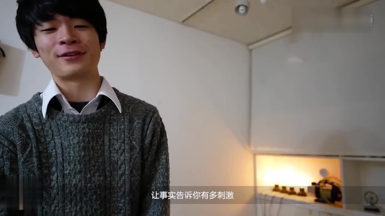 日本小哥戴着VR眼镜玩游戏,手里还端着热水