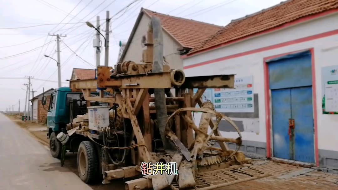 机井是用这种设备打的,钻井平台太大了,钻头是锯齿状合金钢的!