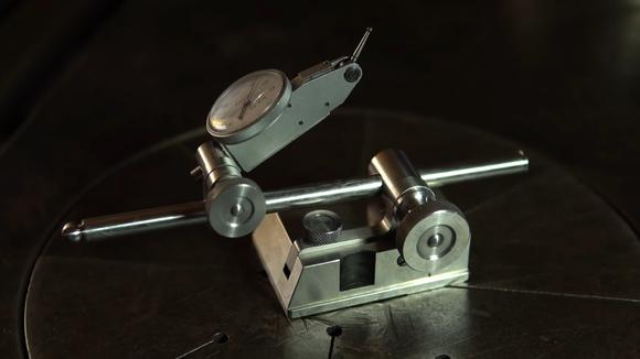 钳工小哥自己动手加工百分表支架,做工一丝不苟,动手能力极强