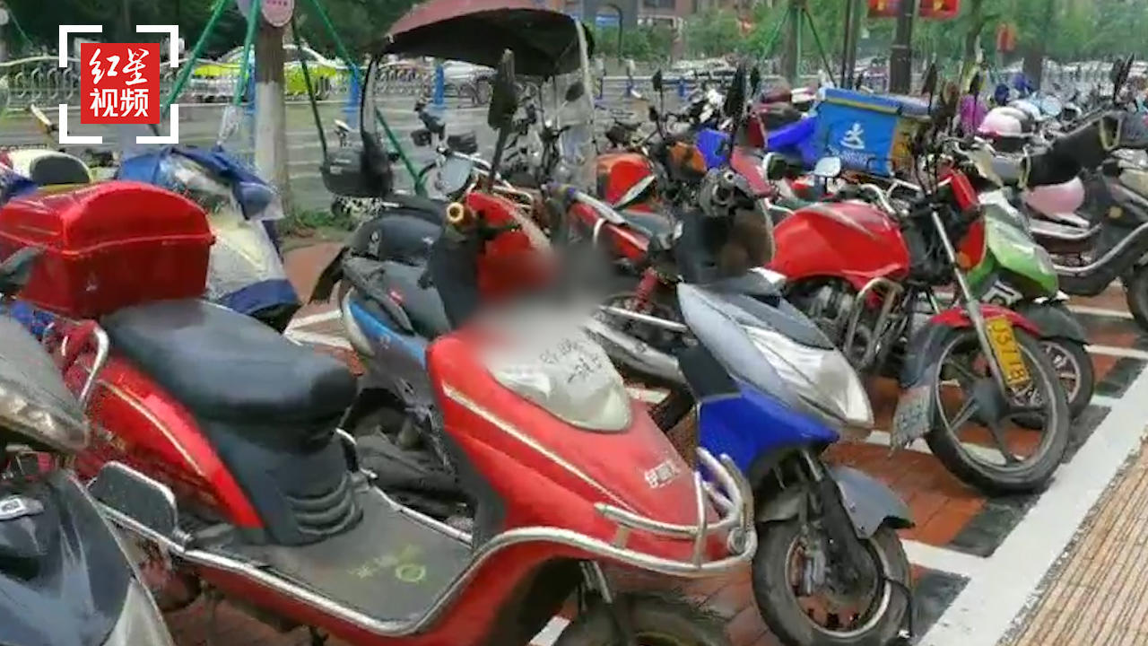 电瓶车报警器叫了一夜,居民被吵得贴纸条 警方:无法拖车,已联系车主处理