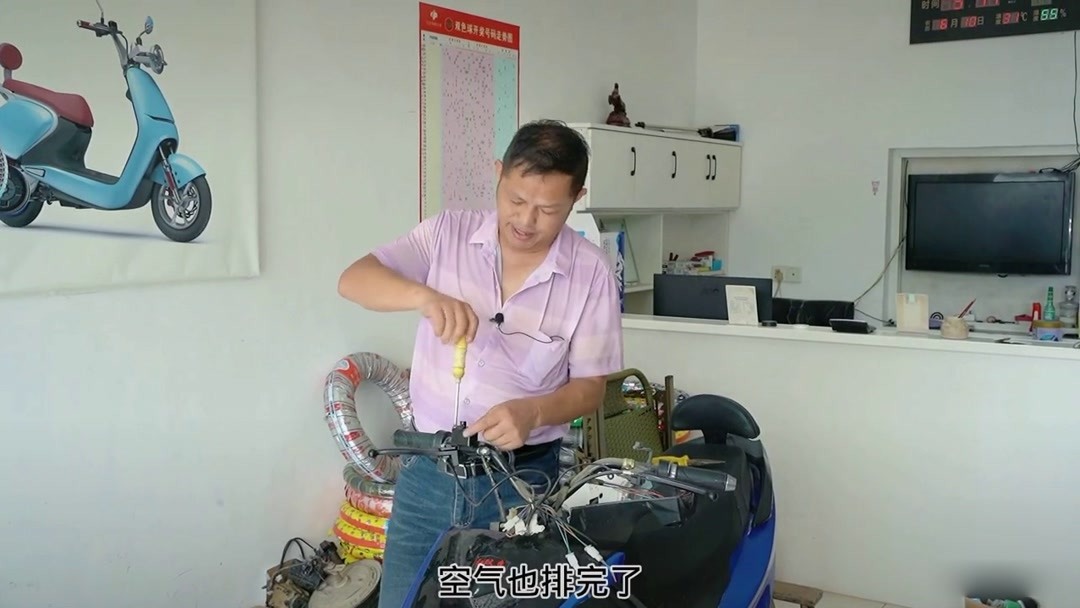 电动车碟刹换上泵,如何快速排空气?只用一招,让你分分钟搞定