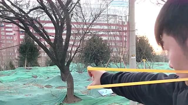 弹弓教程:不管玩无架弹弓还是有架弹弓,甩手是大忌
