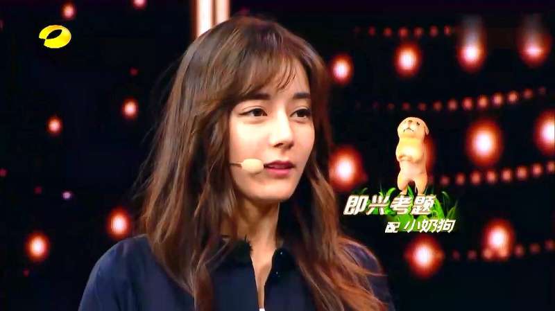 热巴无惧偶像包袱模仿母鸡下蛋,这样的人儿,令人无法不爱!