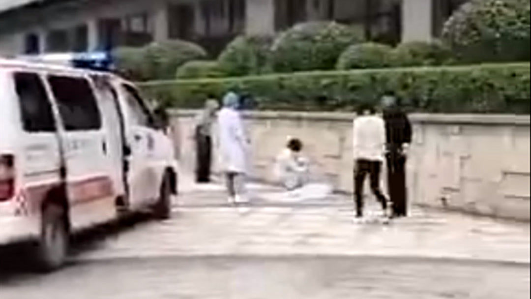 悲剧!长沙一小区3岁小孩不幸坠楼当场死亡,原因令人感到害怕!