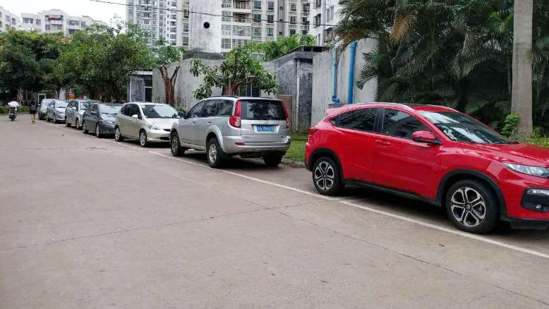 在小区买停车位别乱买,这种的就算买了也没法过户,别被坑了