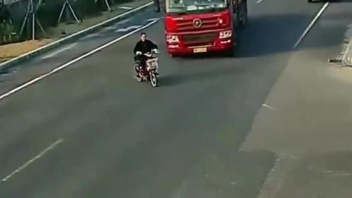 你不知道大货车撞了你之后有多惨,你敢回看这段画面吗?