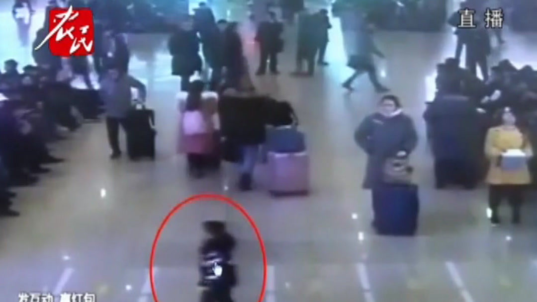 石家庄:男孩和家人走散 民警帮忙寻亲